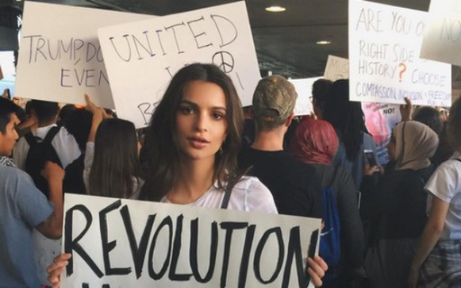 Emily Ratajkowski protesta contra medida anti-imigração de Trump ...