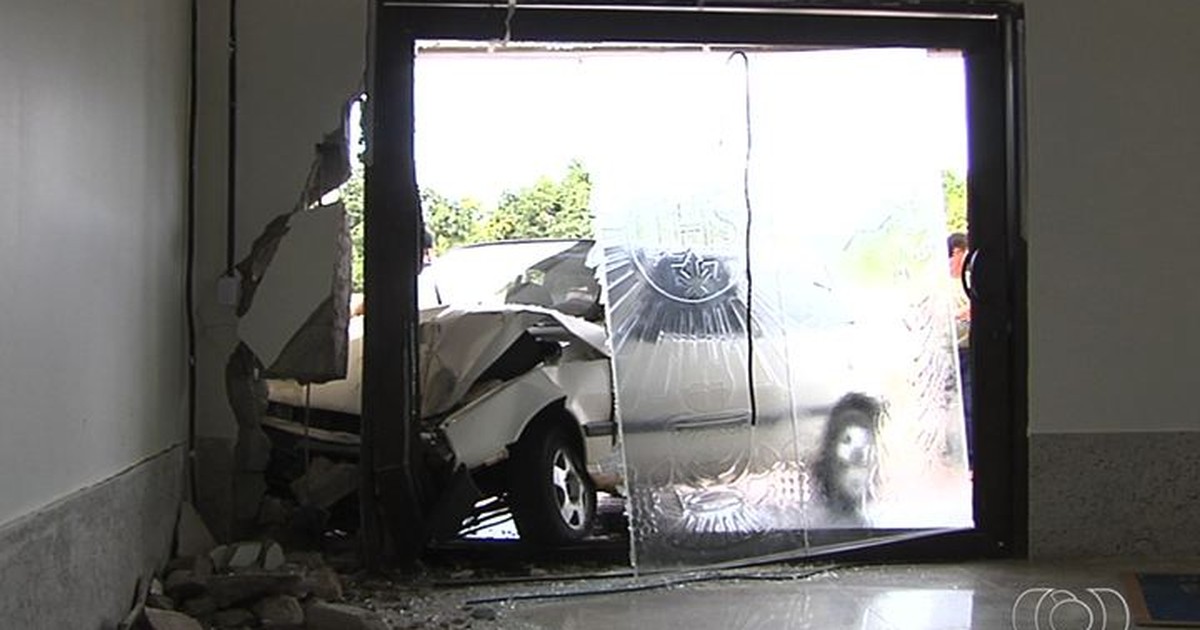 G1 - Carro desgovernado destrói porta de igreja avaliada em R$ 15 mil, em GO - notícias em Goiás