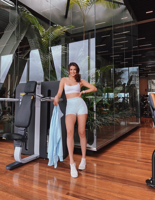 Ex-BBB Eslo Marques posa de look fitness 'a vácuo' em dia de treino - Quem | QUEM News