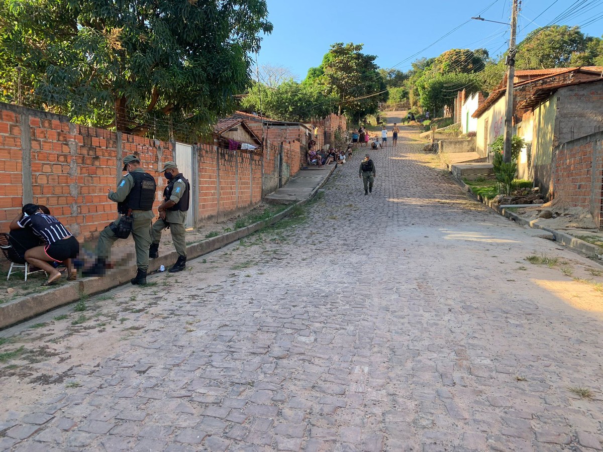 Jovem é Morto Com Vários Tiros Enquanto Caminhava Na Rua Na Zona Leste