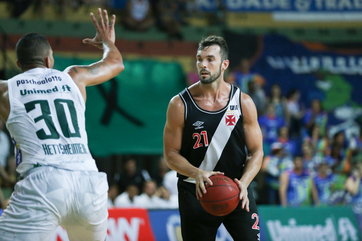 De férias, Murilo Becker está com futuro incerto no Vasco e aguarda ...