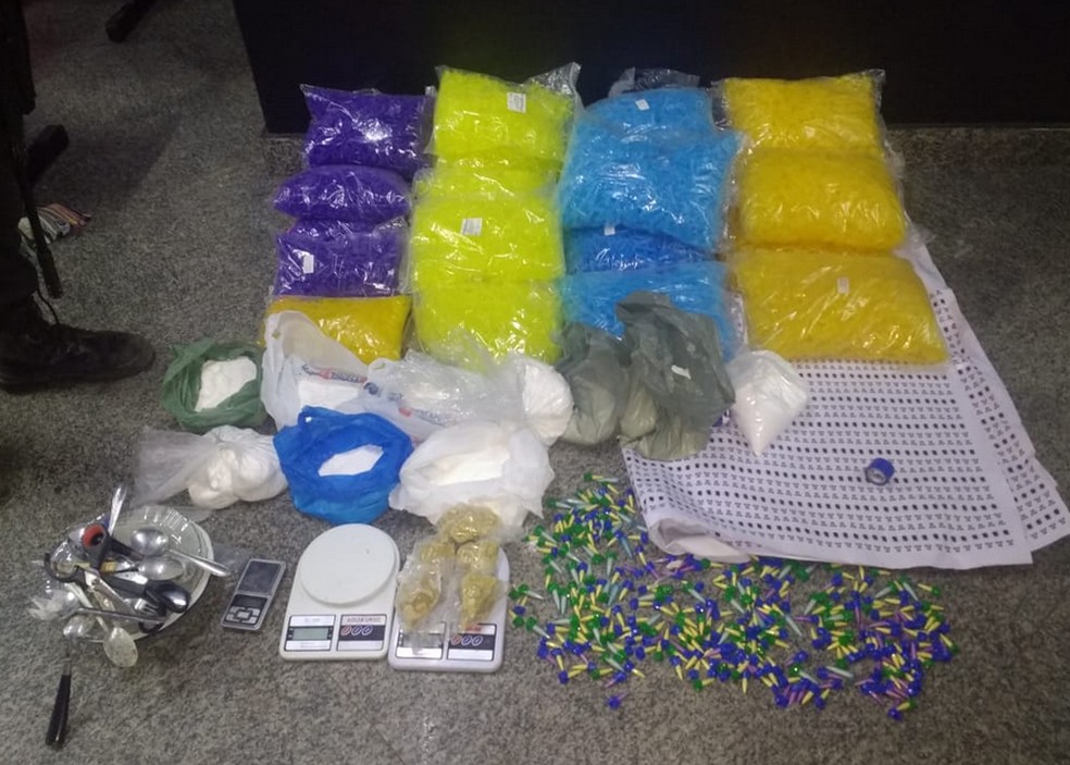 PM apreende crack, cocaína e material para embalar drogas em Campos, no ...