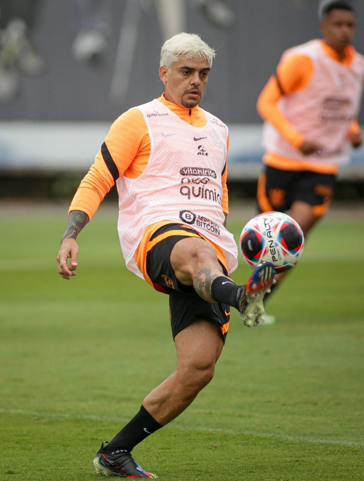 Nevou! Lateral-direito Fagner muda visual em pré-temporada do ...