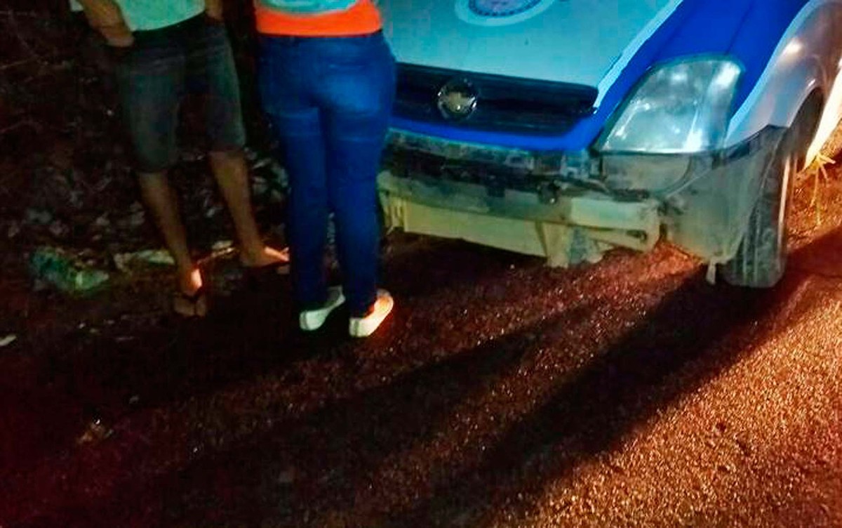 Casal é Flagrado Pela Polícia Fazendo Sexo Dentro De Carro Tenta Fugir E Bate Em Viatura No