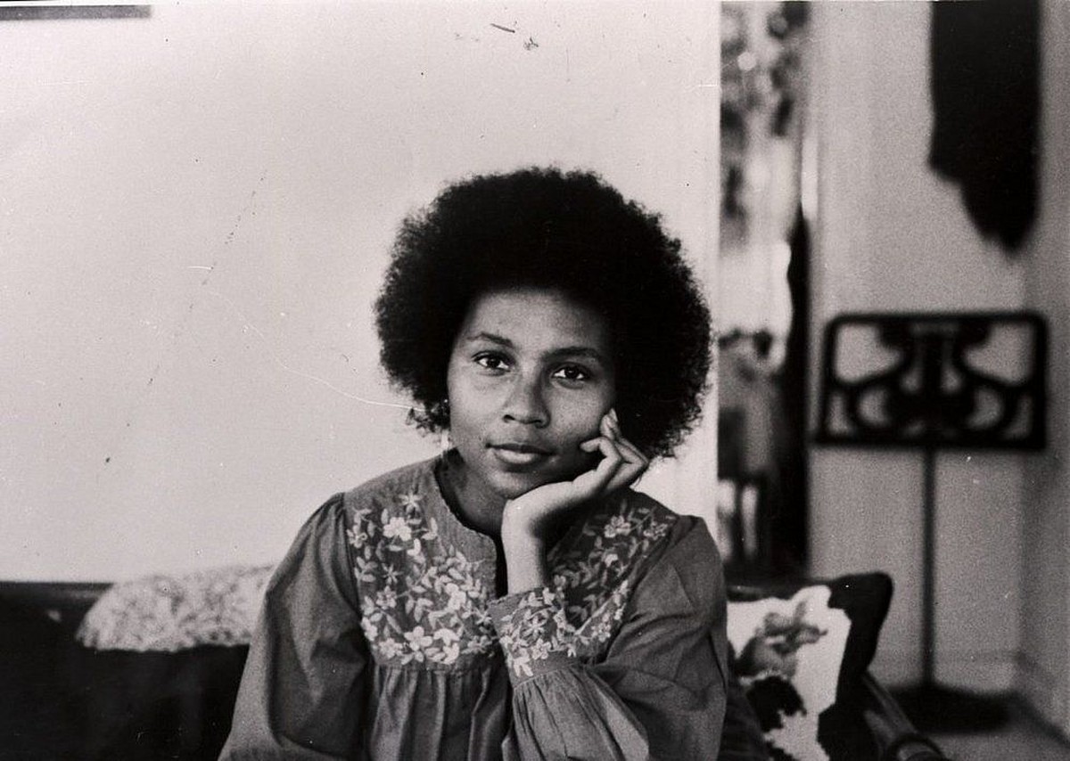 Quem foi bell hooks? Escritora e ativista morreu aos 69 anos | Pop ...