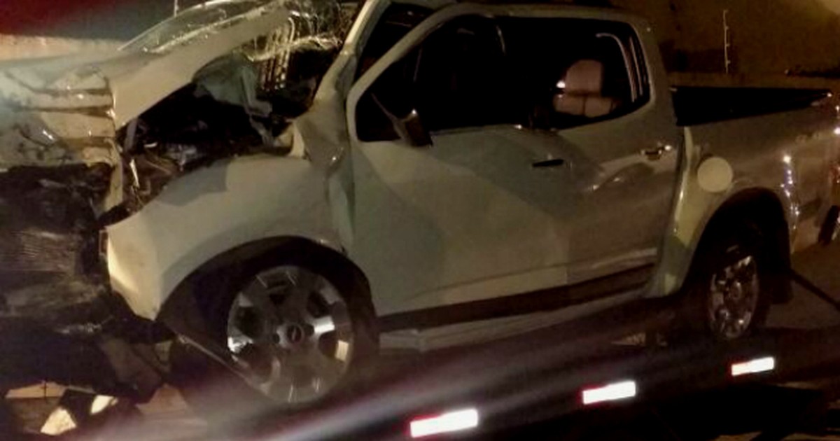 G1 - Quadrilha bate caminhonete roubada contra árvore na rodovia PR-478 ...