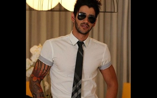Gusttavo Lima faz cara sexy e exibe tatuagem em foto no Instagram ...