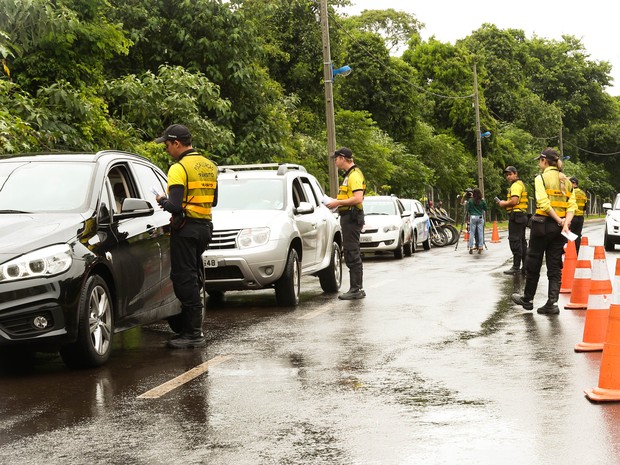 G1 - Blitz flagra cem motoristas acima da velocidade em uma hora, em ...