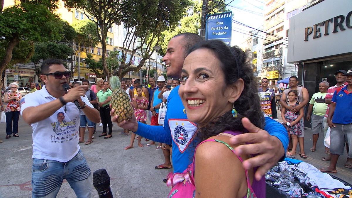 Maria Menezes dá show num karaokê no Centro de Salvador | Mosaico ...