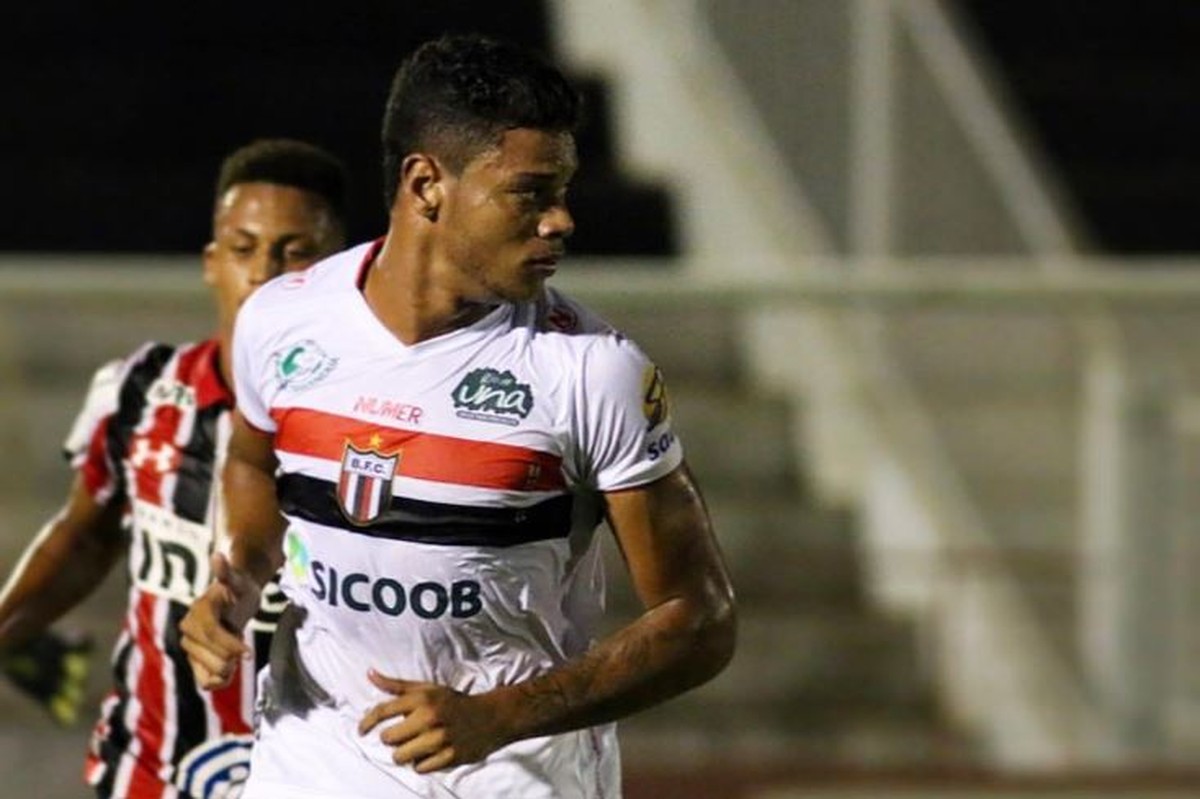 Com passagens na base de Paraná e Botafogo-SP, zagueiro Lucas Santana ...