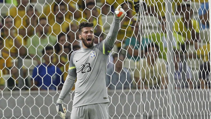 Depois da Seleção, Alisson ganha folga e cede lugar ao irmão no Inter