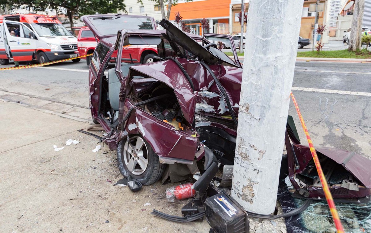 Carro fica destruído após bater em poste na Zona Sul de SP | São Paulo | G1