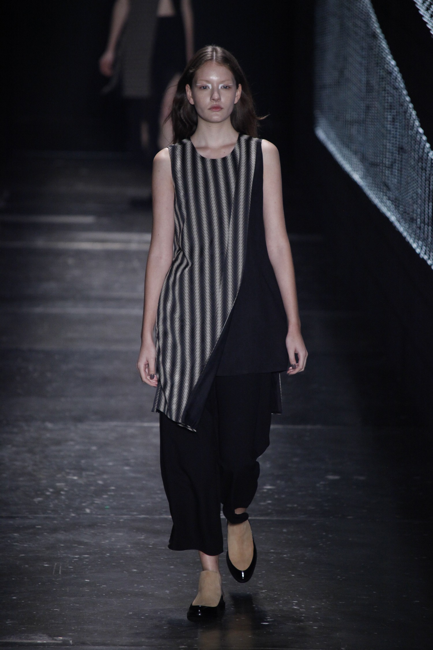 Ratier segue em sua trilha minimalista cool | Desfiles | Vogue