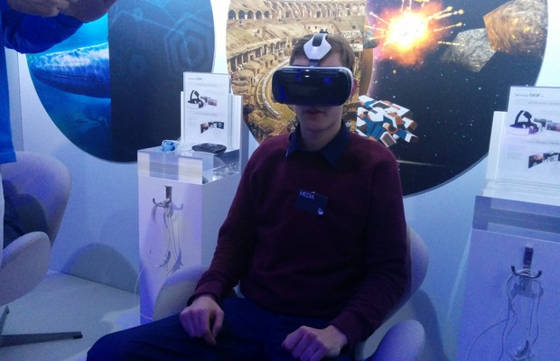 Samsung apresenta relógio inteligente e acessório de realidade virtual ...