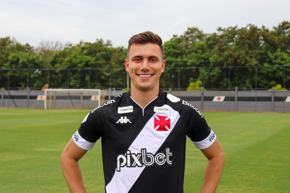 Vasco anuncia contratação do lateral-esquerdo Lucas Piton | Vasco | O Globo