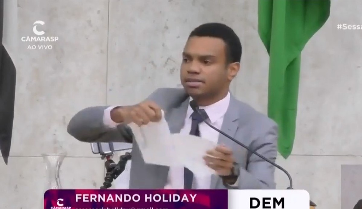 Fernando Holiday rasga filiação ao DEM durante sessão na Câmara de SP e ...