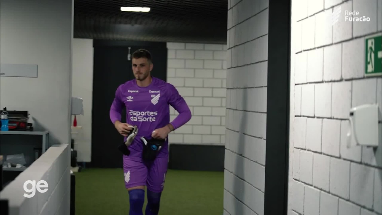 Mycael, goleiro do Athletico, se apresenta à seleção brasileira no ...