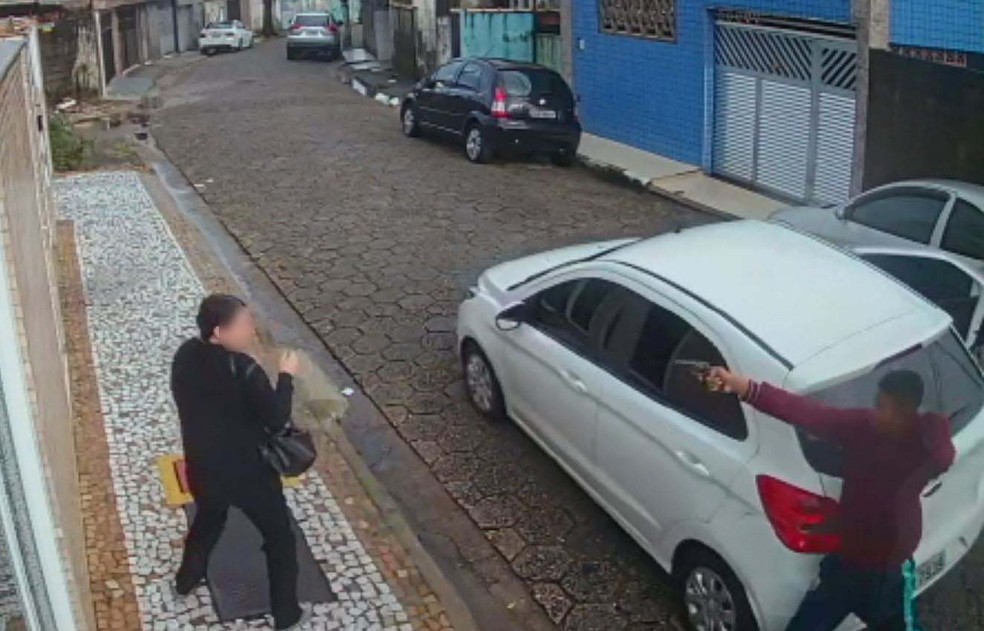 Bandido armado rouba bolsa de mulher em 10 segundos em SP; vídeo ...