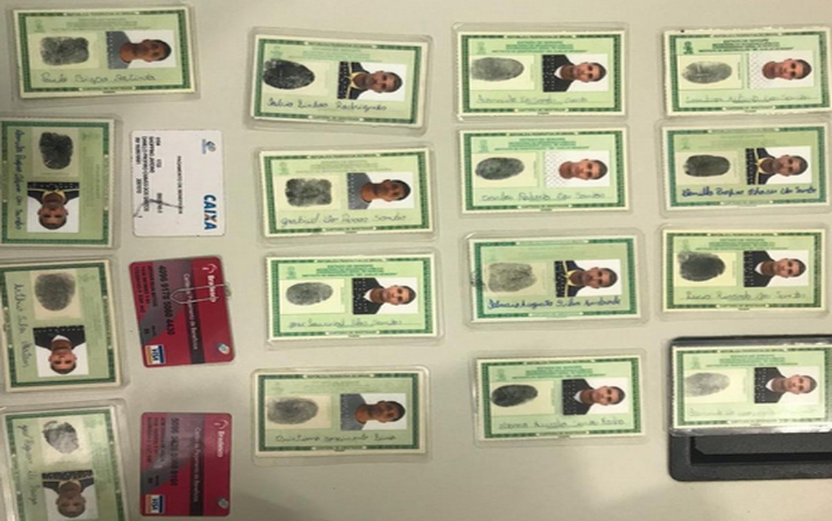 Ex-presidiário é flagrado com identidades falsas e diz que pretendia ...