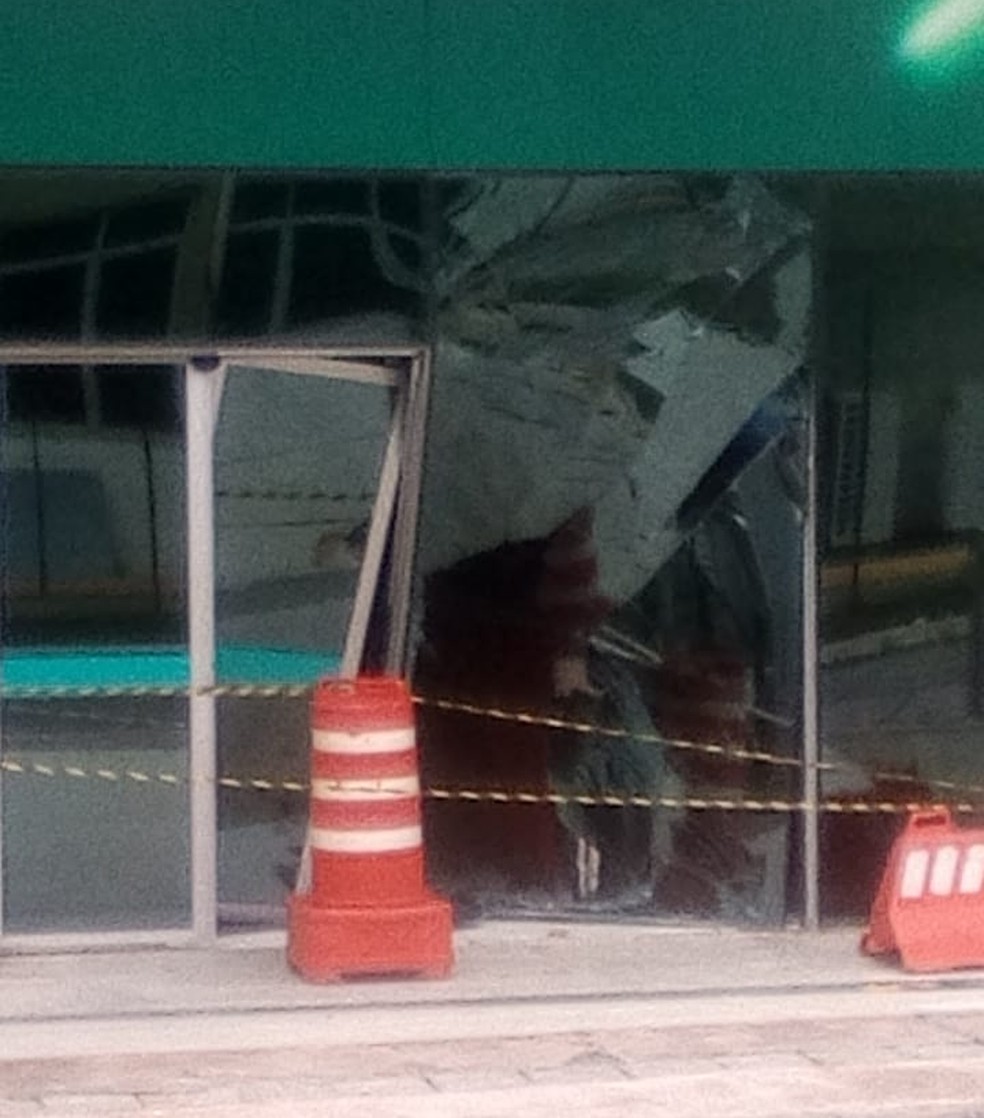 Carro desgovernado atinge loja em Salvador e destrói parcialmente portas de vidro | Bahia | G1