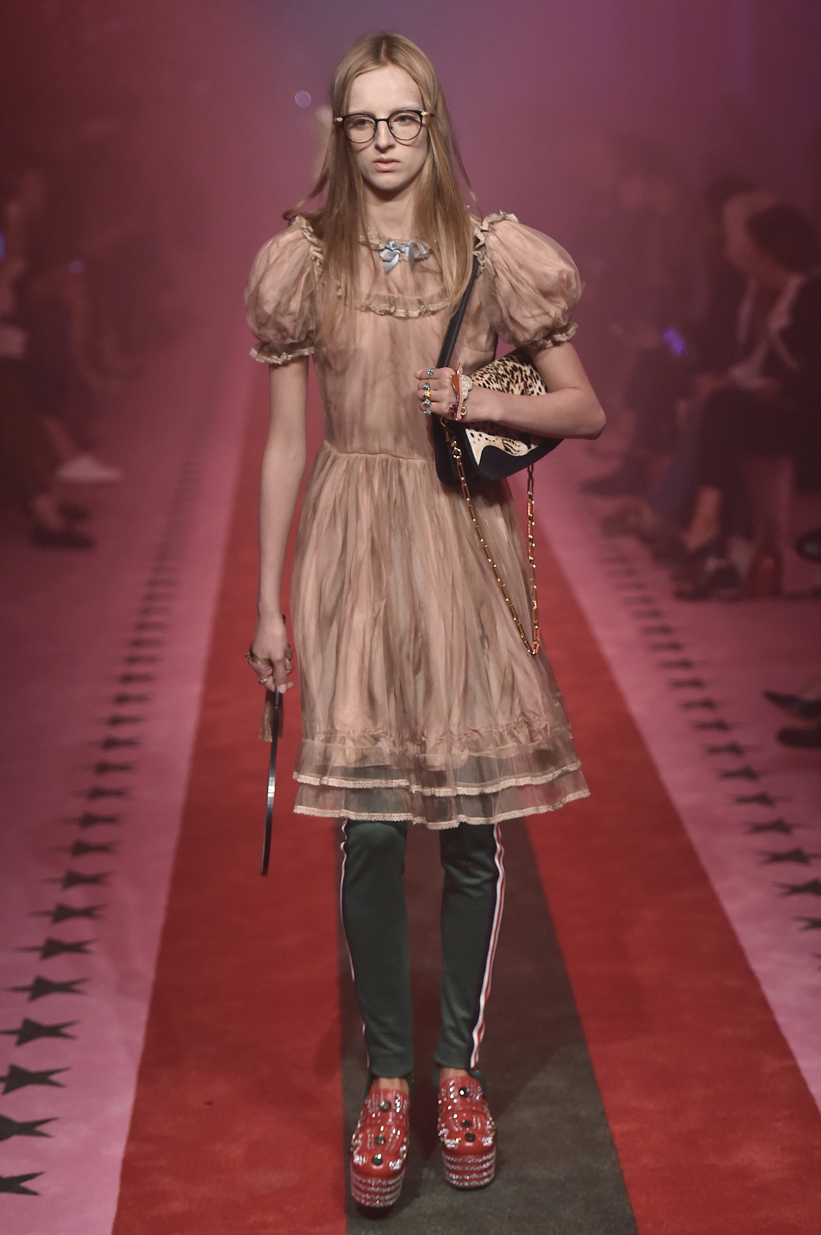 Gucci misturando elementos de Veneza, Los Angeles e Ásia no verão 2017 ...