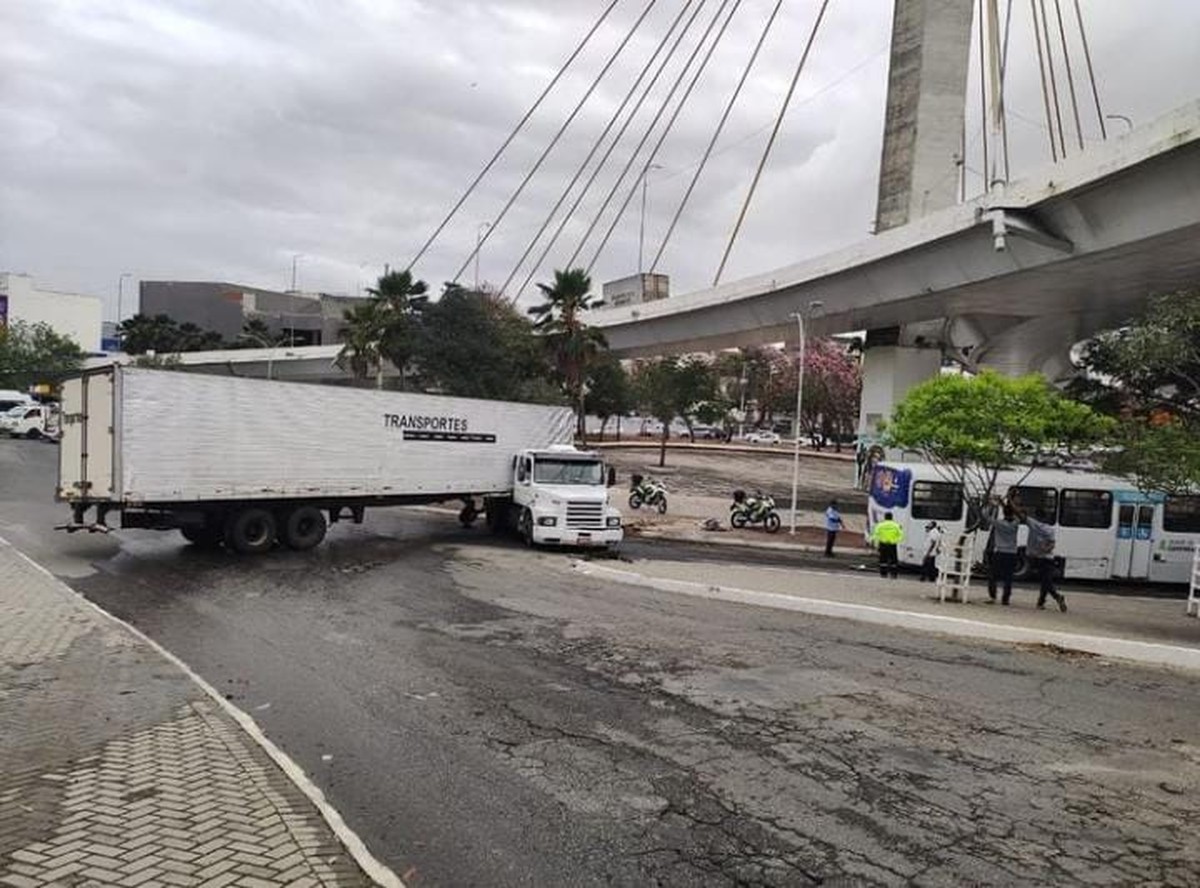 Carreta desce ladeira em marcha ré e bate em ônibus na rotatória do viaduto de Campina Grande ...
