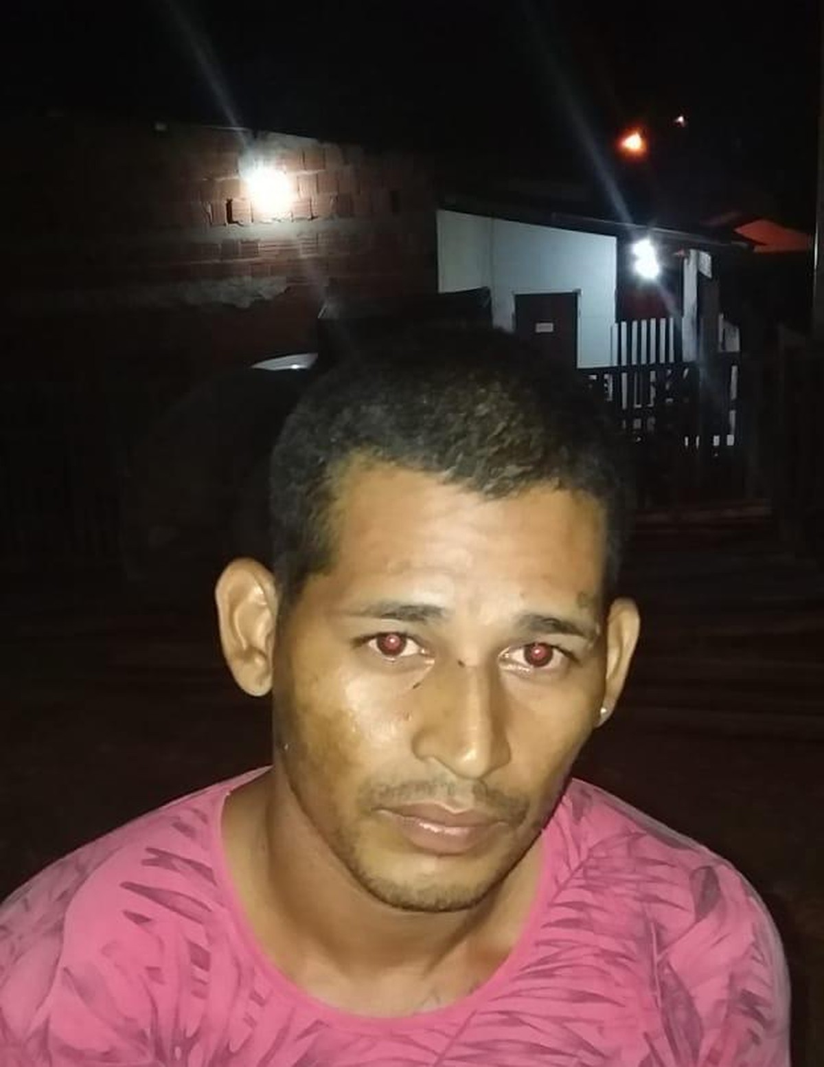 Homem Morre A Caminho Do Hospital Após Levar Tiros Nas Costas Em Frente