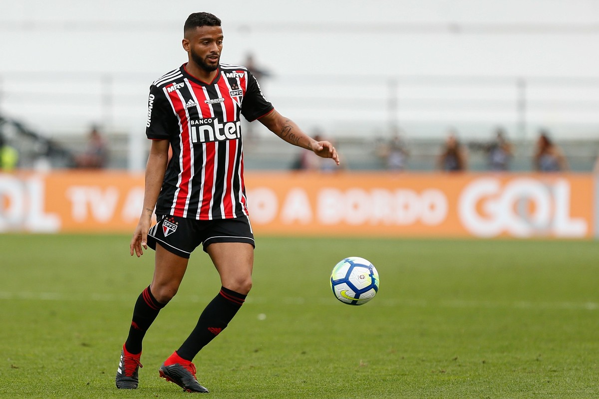 Reinaldo comemora ponto na Vila e volta do São Paulo à liderança | são ...