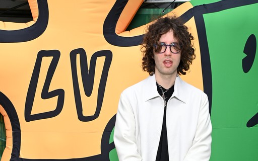 Lucas Jagger marca presença em desfile de grife francesa junto com ...