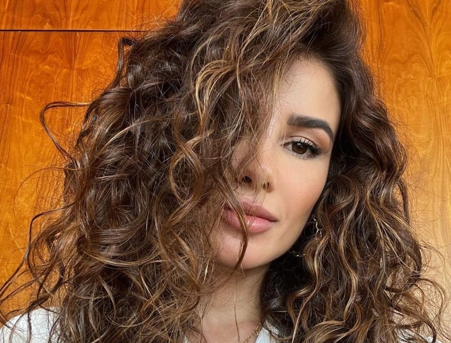 Paula Fernandes encanta ao exibir cabelos naturais | Celebridades | Vogue