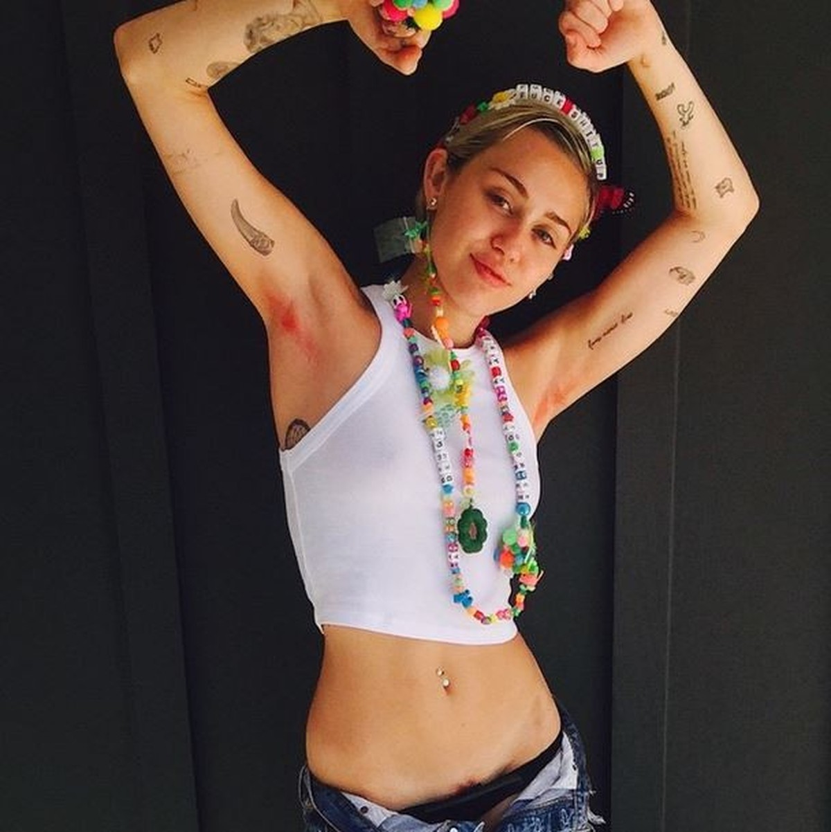 Miley Cyrus tinge pelos da axila de rosa | Celebridades | vogue