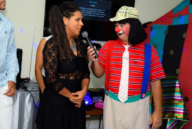 Ex-BBB Janaína do Mar supera fobia de palhaços e posa com eles em festa ...