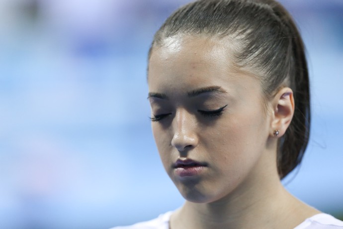 Comparada a Comaneci, bela romena mira lugar no hall de astros do ...