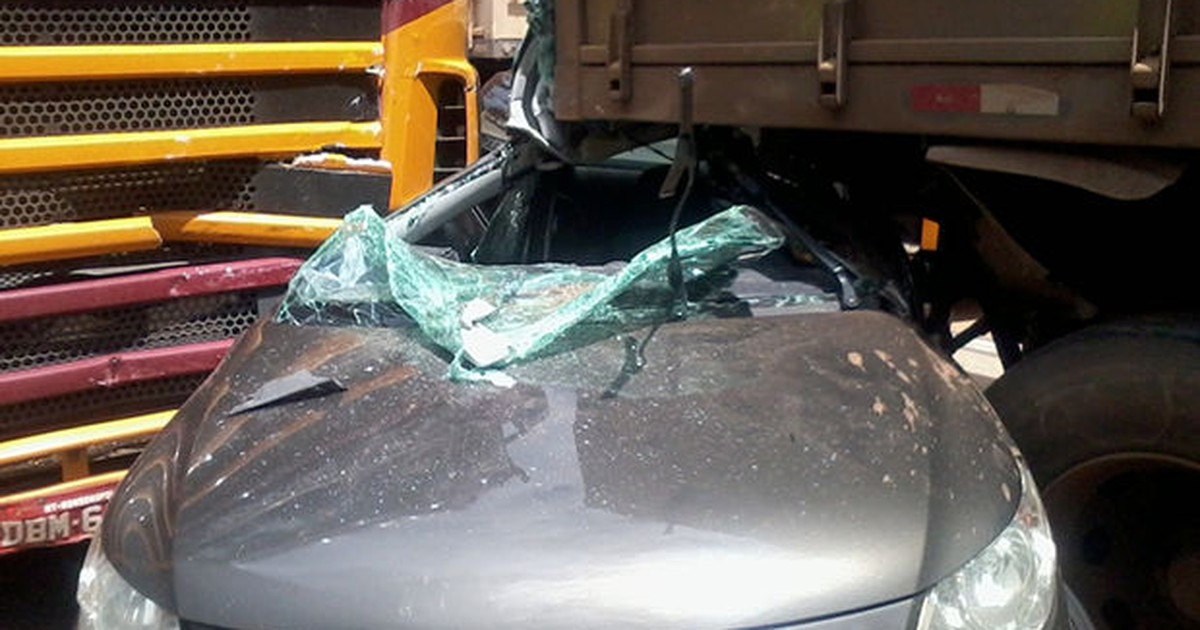 G1 - Carro é esmagado por 3 carretas em serra de MT e motorista sobrevive - notícias em Mato Grosso