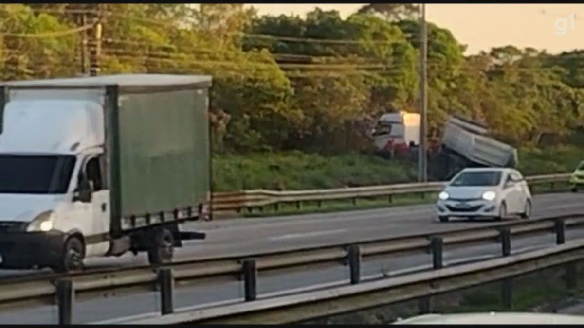 Carreta desgovernada invade pista contrária, bate em dois carros e deixa um morto em estrada no ...