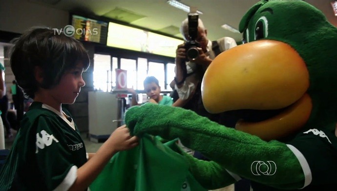 Garoto paulista diz que não deixará de torcer pelo Goiás após rebaixamento