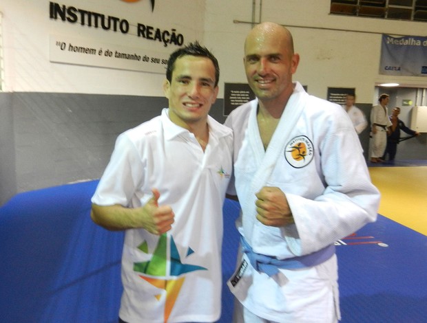 Felipe Kitadai tira foto com o 'judoca' Kelly Slater em treinamento no ...