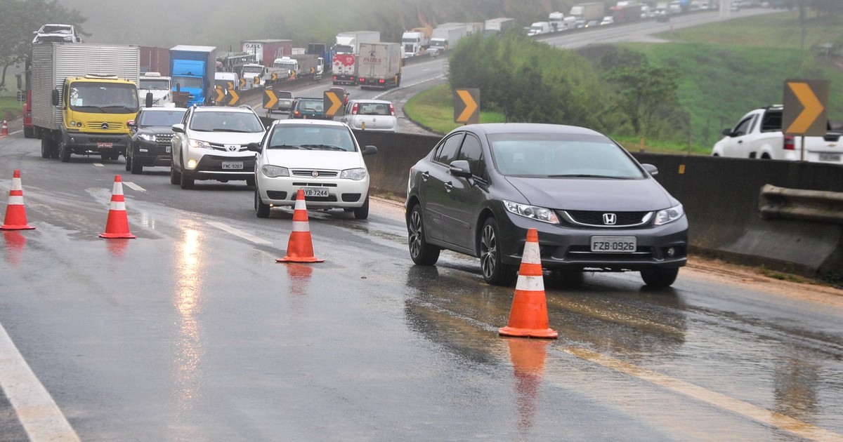 G1 - Tráfego na Via Dutra é liberado após queda de barreira em Santa ...