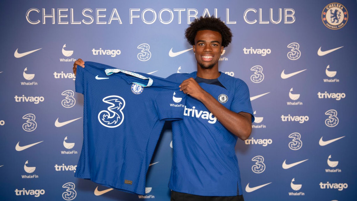 Chelsea anuncia a contratação do meia Chukwuemeka, joia da seleção ...