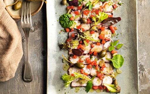 Carpaccio de polvo com tomate, alcaparras e mix de folhas - Casa e ...
