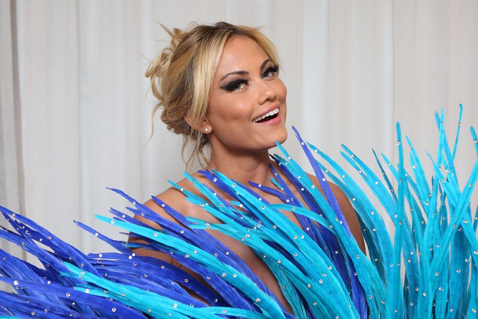 Ellen Rocche desfila sob olhares de namorado 'paparazzo': 'Somos ...