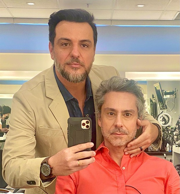 Rodrigo Lombardi maquia Alexandre Nero nos bastidores de 'Travessia ...