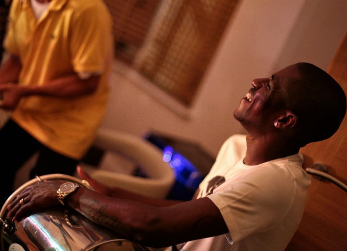Ramires completa 27 anos e festeja com 'boteco' e samba em casa ...