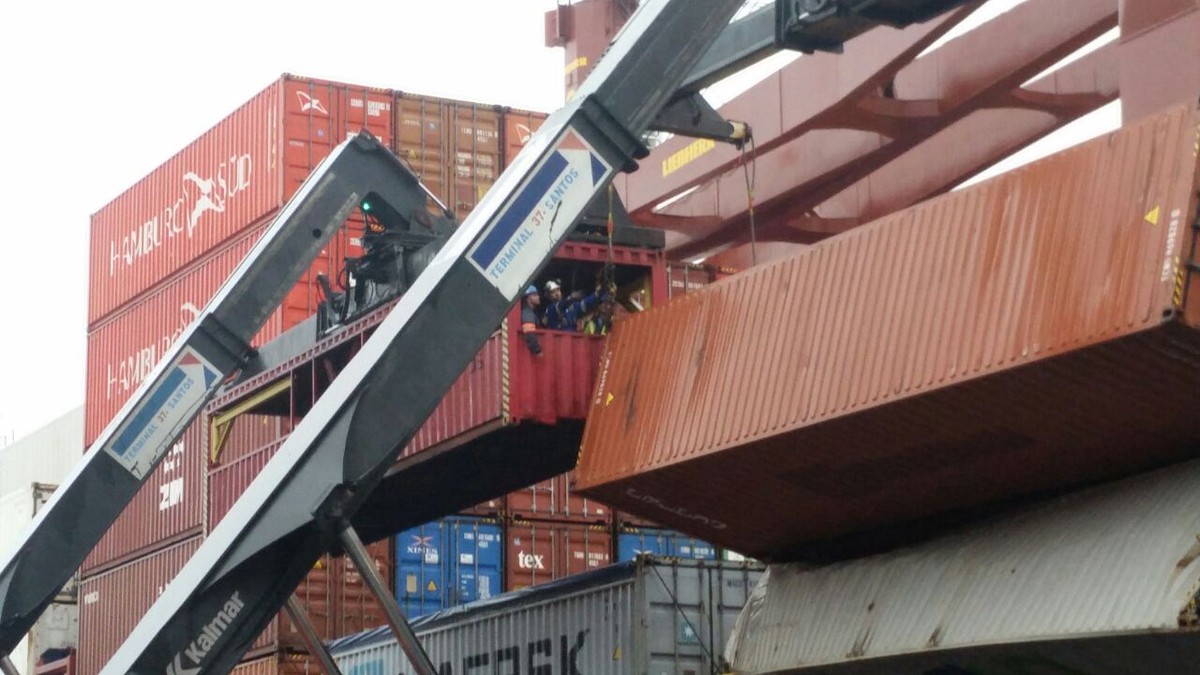 Contêineres esmagados são retirados de navio após acidente no Porto de ...