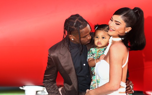 Travis Scott está visitando filha na casa de Kylie Jenner durante ...