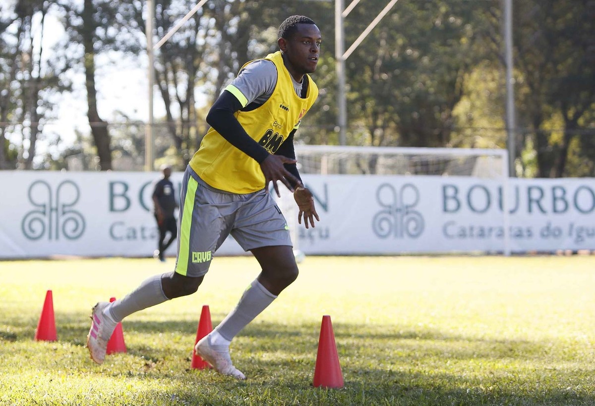 Vasco renova contrato do zagueiro Ulisses até dezembro de 2022 | vasco | ge
