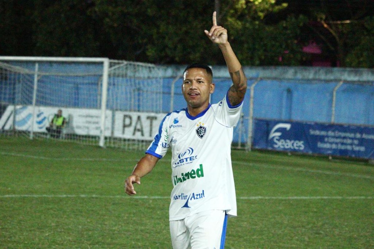 Em goleada do Vitória-ES, meia Carlos Vitor faz o primeiro hat-trick da ...
