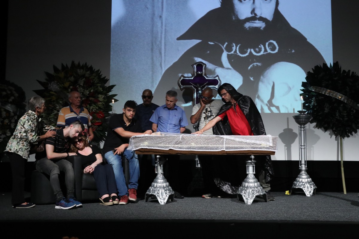 Corpo de José Mojica Marins, o Zé do Caixão, é velado no Museu da ...