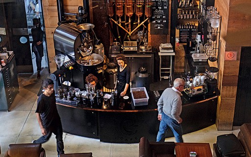 Cafeteria proporciona aos clientes a experiência de preparar sua bebida ...