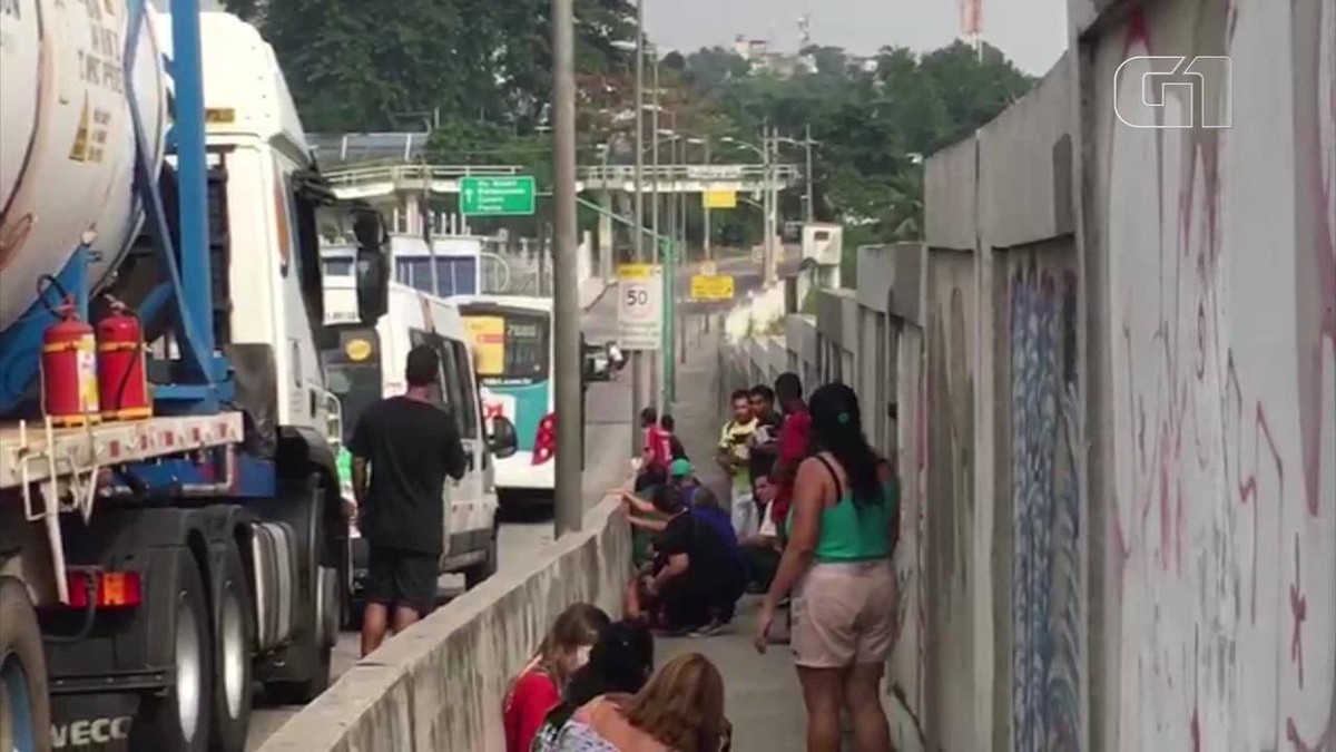 Intenso tiroteio na Maré causa desespero em motoristas | Rio de Janeiro | G1